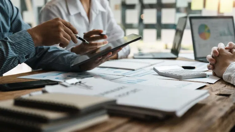 How to Become a Business Consultant: A Step-by-Step Guide
